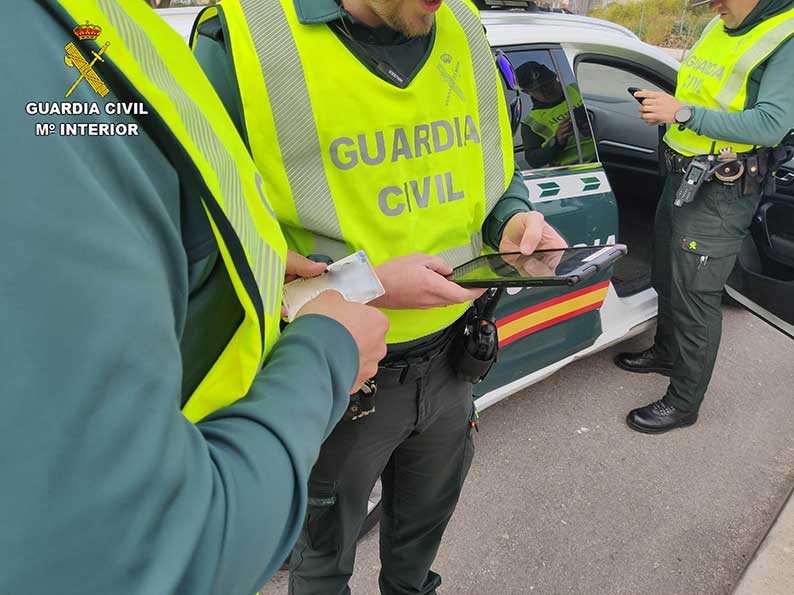 La Guardia Civil detiene a dos personas por un delito de hurto en Azuqueca de Henares ...