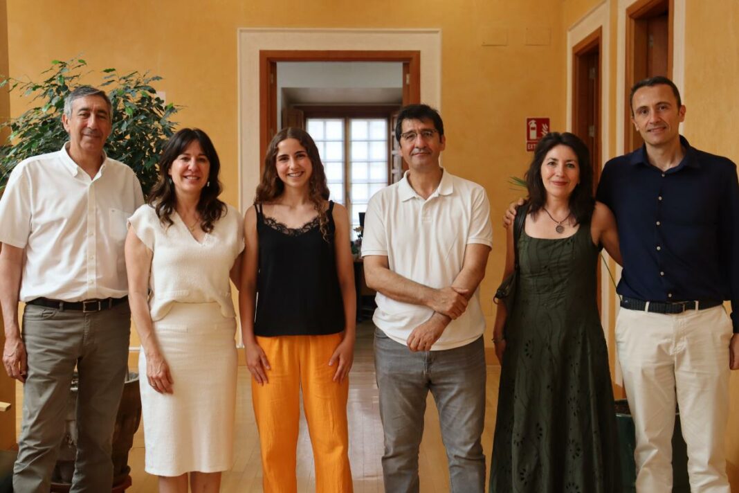 Caballero y Fernández reciben a Paula Jurado Muñoz, la alumna de CLM que ha logrado obtener la ...